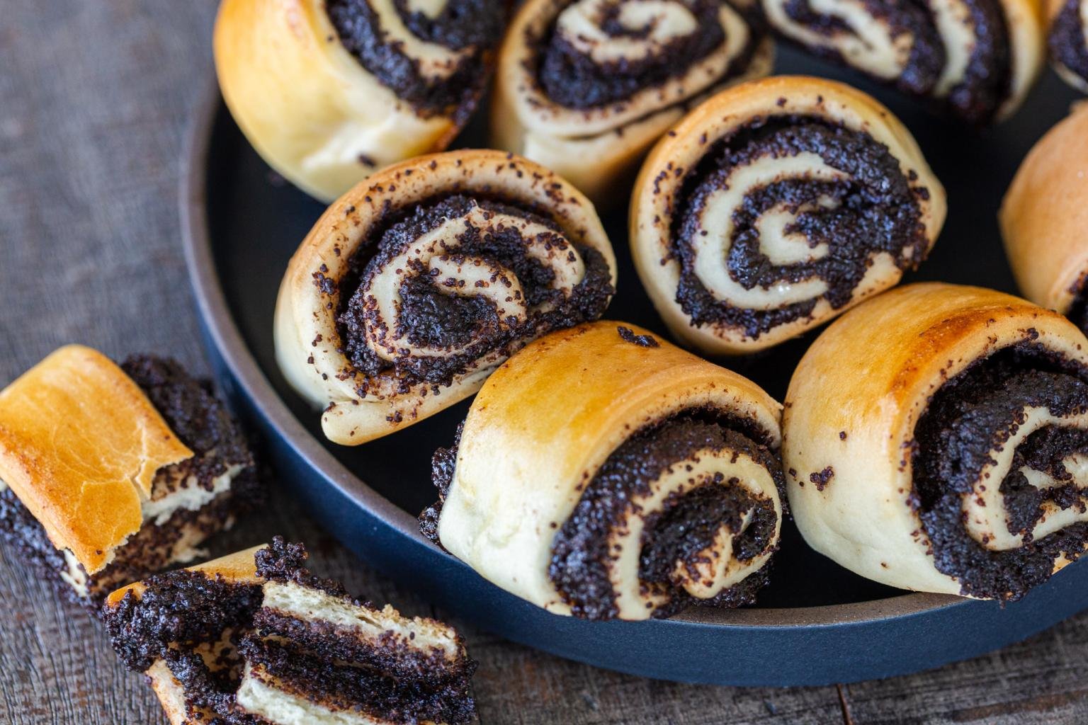 Quick Poppy Seed Rolls (Video) - Momsdish