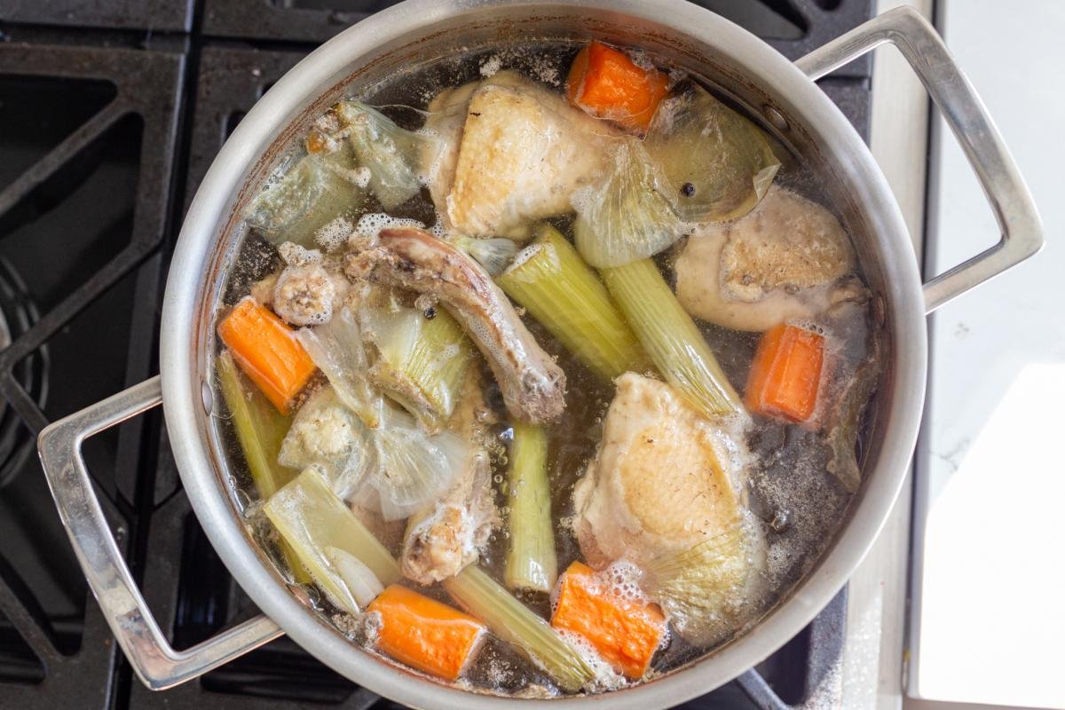 Easy Homemade Chicken Broth - Momsdish