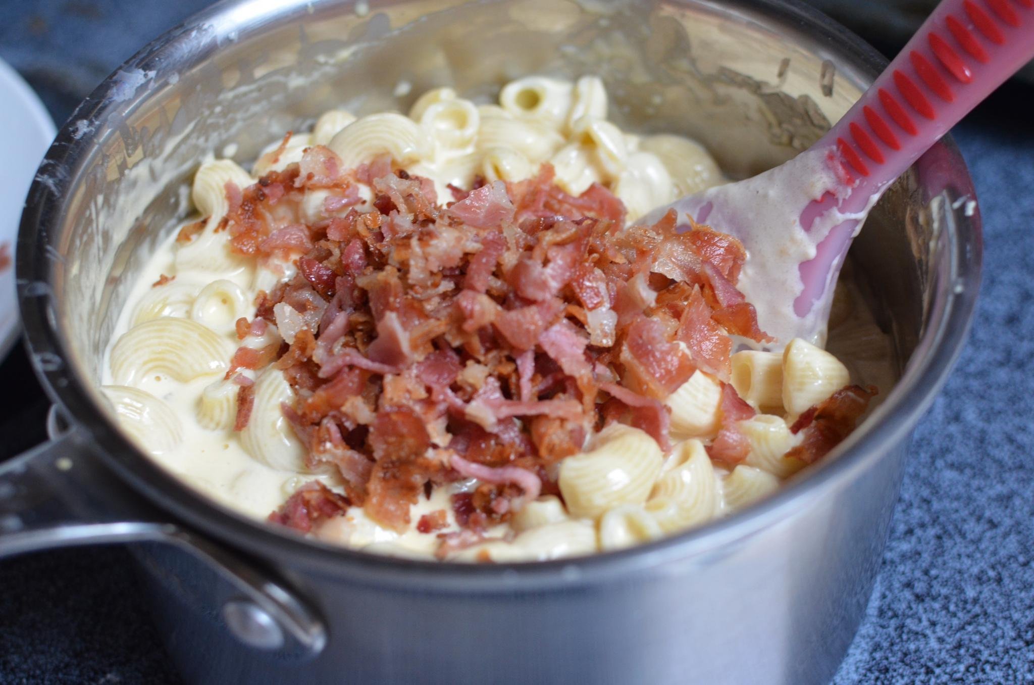 Smoky Bacon Macaroni and Cheese - Momsdish