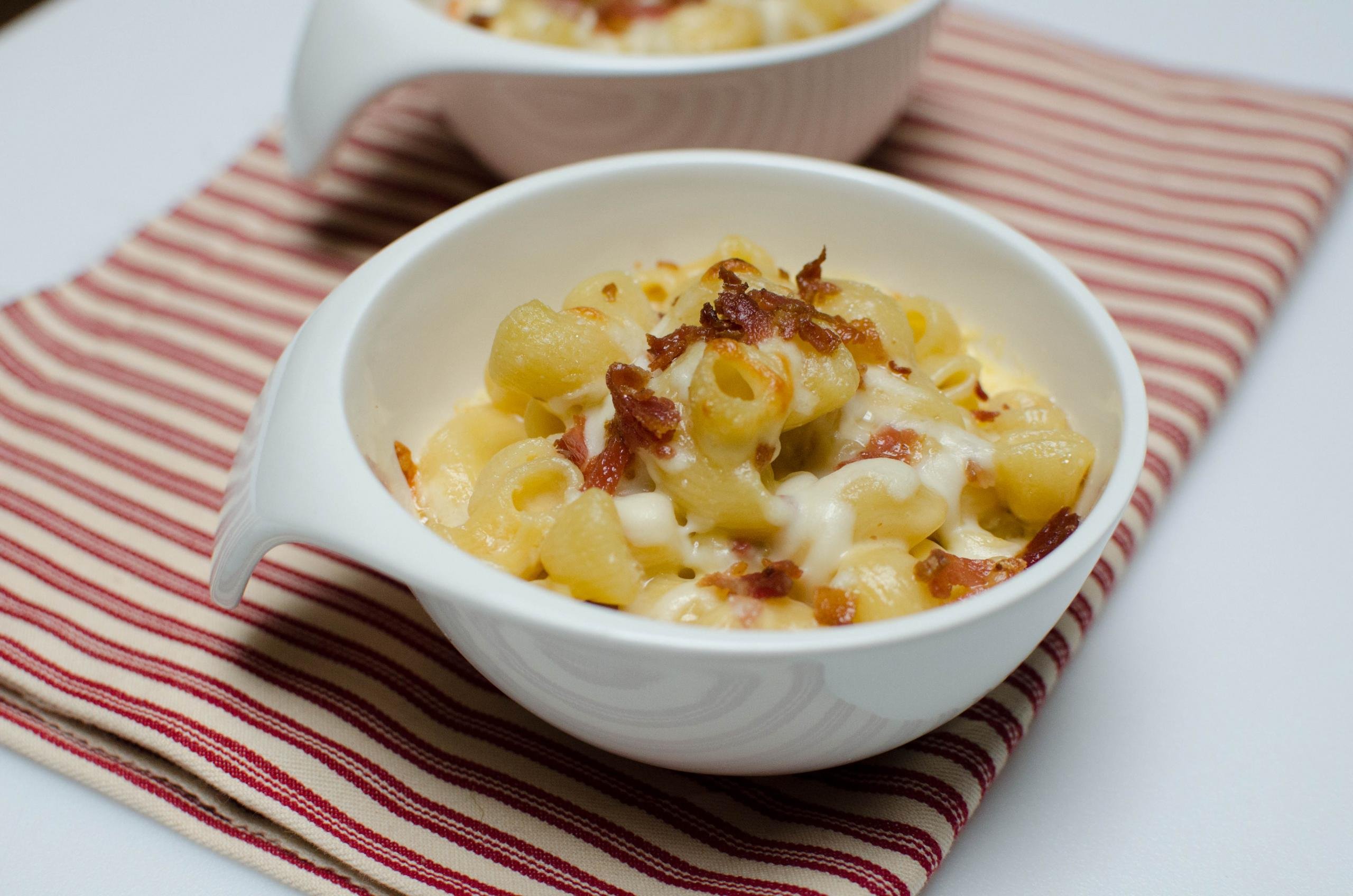 Smoky Bacon Macaroni and Cheese - Momsdish