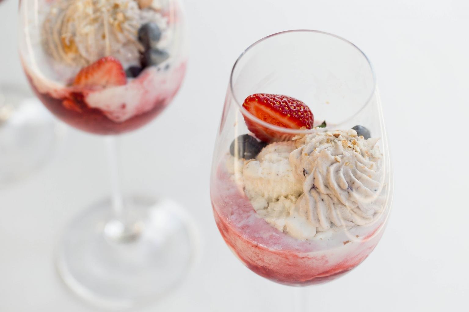 Strawberry Sundae with Homemade Berry Sauce - Momsdish