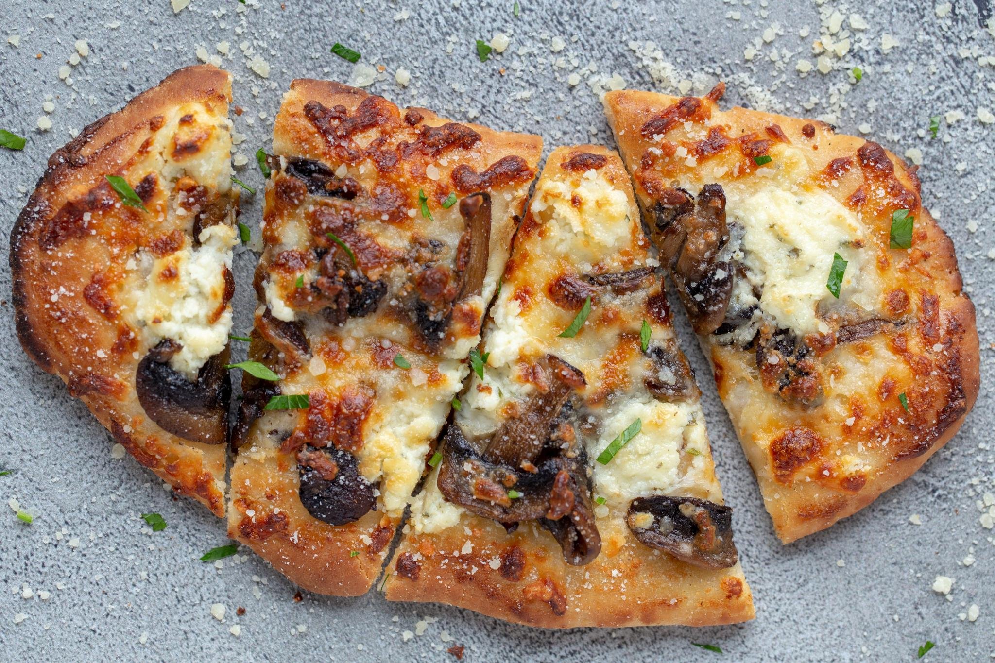 Mushroom Flatbread Pizza (Crazy Easy) - Momsdish
