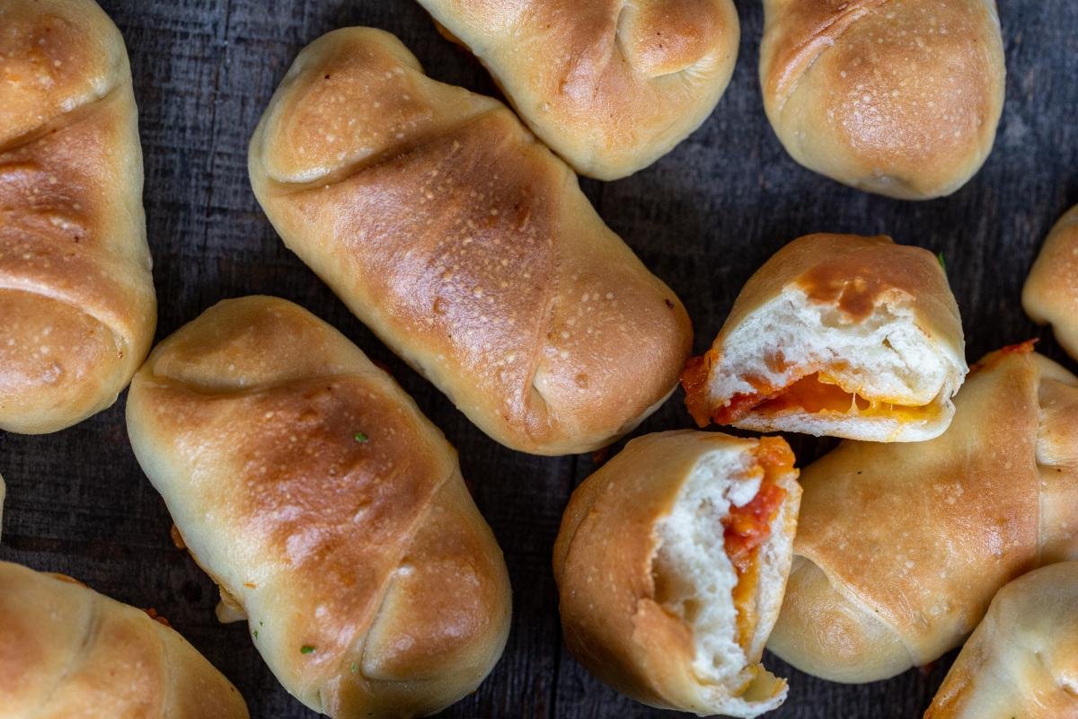 Pizza Rolls Recipe (4 Easy Steps) - Momsdish