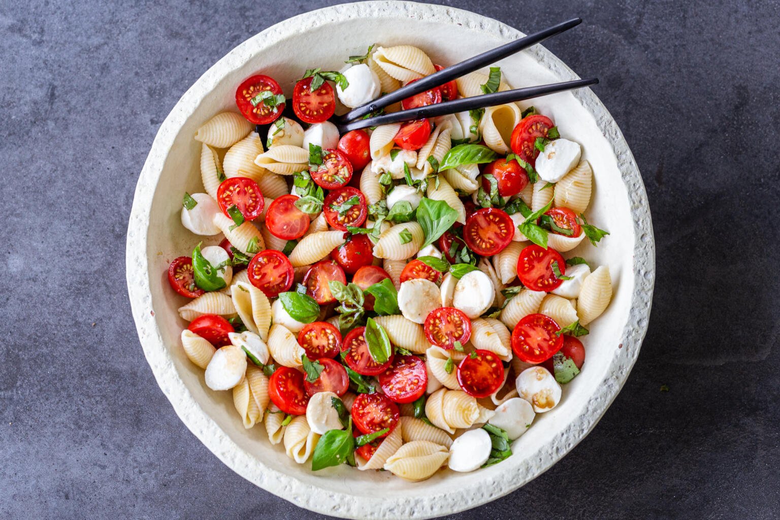 Caprese Pasta Salad Recipe (Quick & Easy) - Momsdish