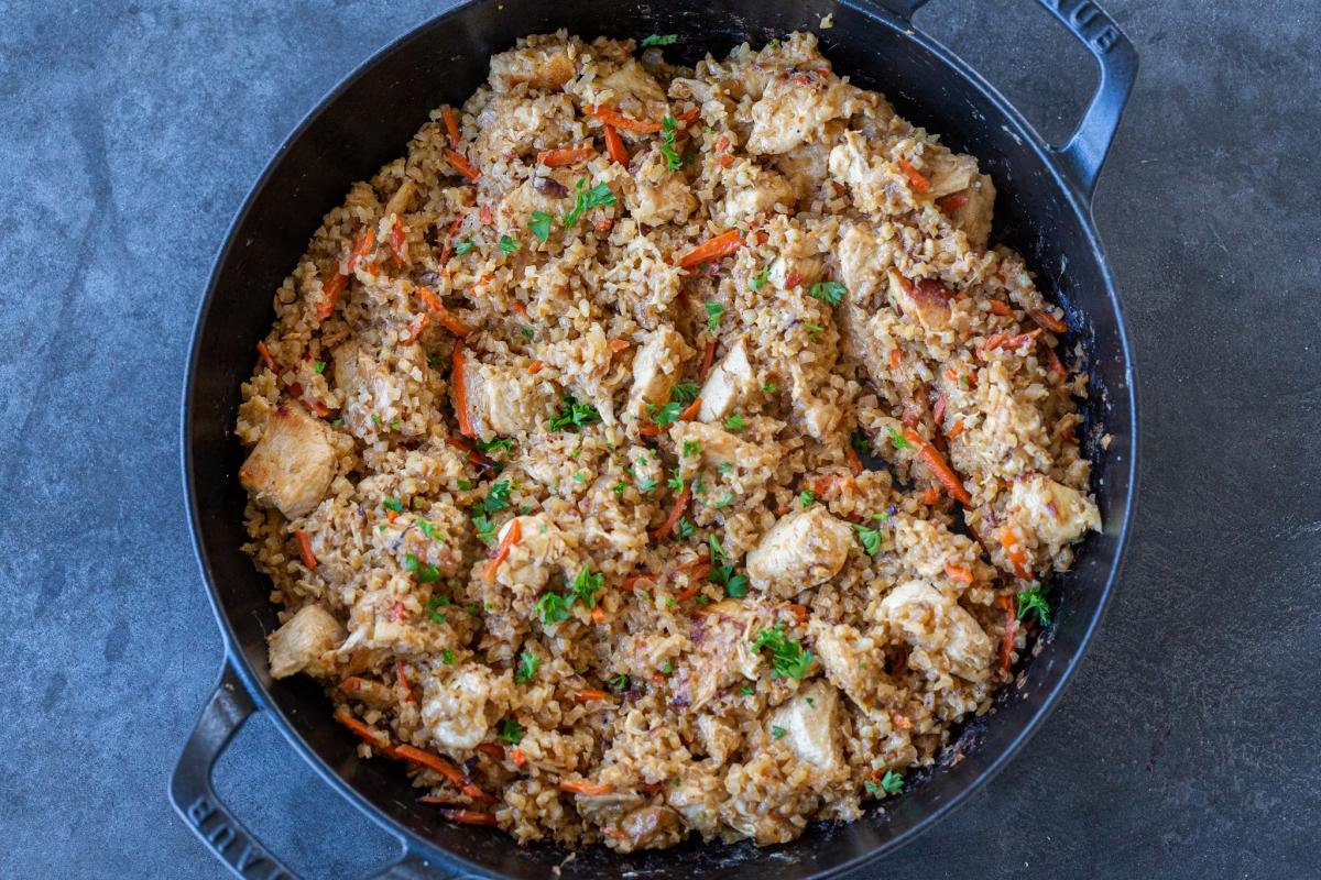 Creamy Cauliflower Rice with Chicken - Momsdish