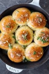 Ukrainian Garlic Bread (Pampushky) - Momsdish