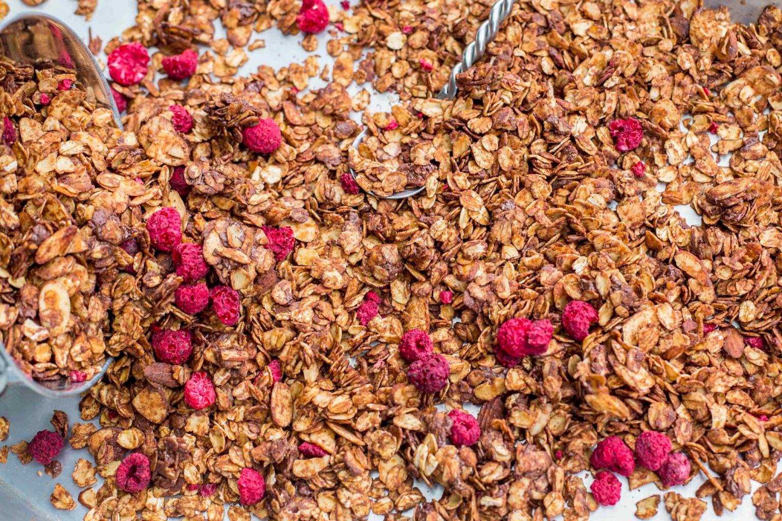 Homemade Chocolate Granola with Raspberries - Momsdish