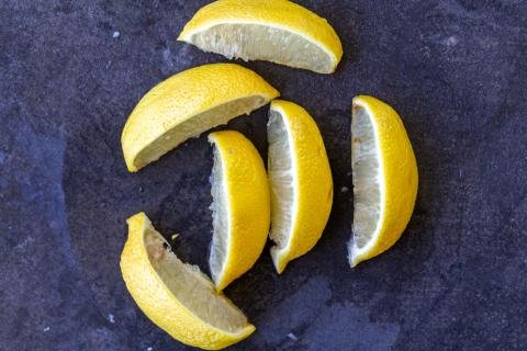 How to Cut Lemons and Limes (Wedge & Slice) - Momsdish