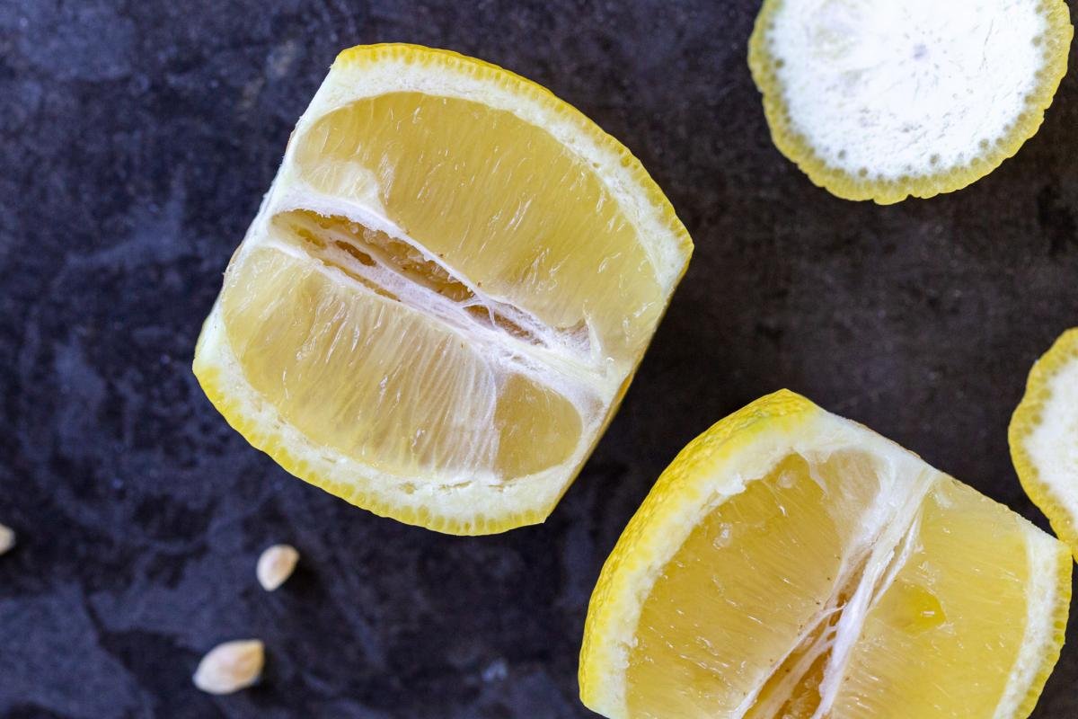 How to Cut Lemons and Limes (Wedge & Slice) - Momsdish