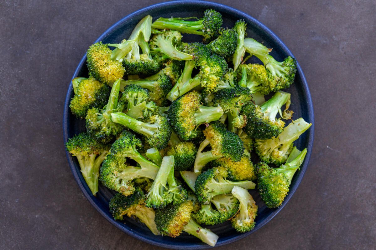 Oven-Roasted Broccoli (3 Ingredients) - Momsdish