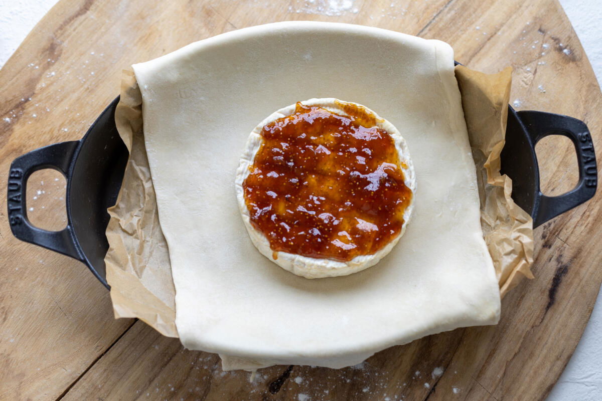 Baked Brie In Puff Pastry - Momsdish